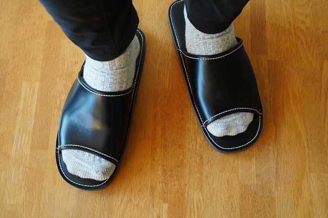 【カーフコンビ】靴職人手作りの本革「プレミアムスリッパ」 ブラック （L・2L) ルームシューズ 部屋履き 雑貨 日用品 革 本革 高級 ギフト プレゼント 贈答 カーフ 子牛 希少 黒 災害 ...